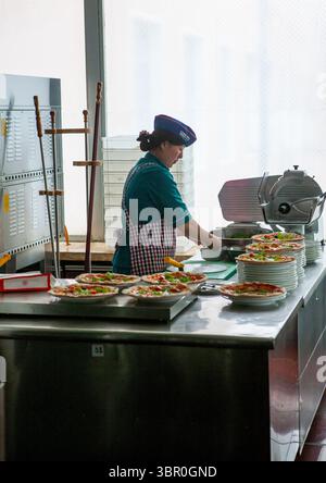 North Korean pizzeria cook in an italian restaurant, DGC, Pyongyang ...