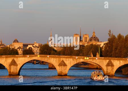 The Pont Royal, famous bridge crossing the river Seine in central Paris ...