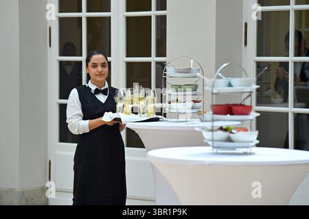 Kellnerin,Servicekraft in der Gastronomie bei der Arbeit, Tablett mit ...