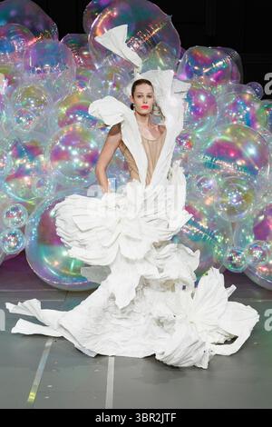 Paris, Frankreich. 10th July, 2025. CHOCHENG Haute Couture Fall/Winter ...