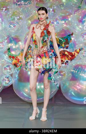Paris, Frankreich. 10th July, 2025. CHOCHENG Haute Couture Fall/Winter ...
