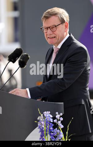 Germany's foreign minister Johann Wadephul is received by residents ...