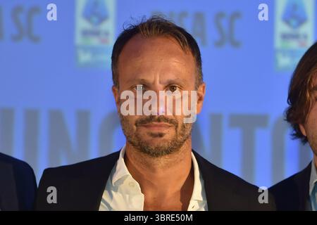 Head Coach Alberto Gilardino (Pisa) talks with Juan Guillermo Cuadrado ...