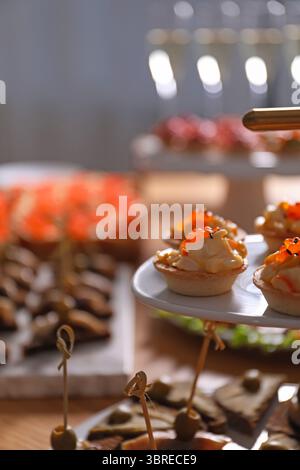 Buffet menu. Tasty stuffed tartlets on stand, closeup Stock Photo - Alamy