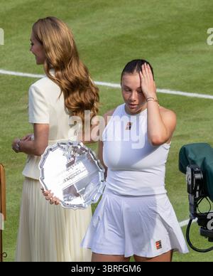 Iga Swiatek consoles Amanda Anisimova following the Ladies' Singles ...