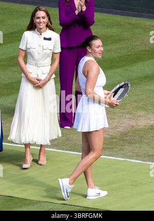 Iga Swiatek consoles Amanda Anisimova following the Ladies' Singles ...