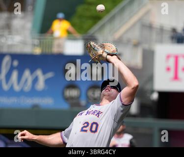 New York Mets first base coach Antoan Richardson reacts after a home ...