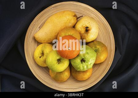 A view of a pile of mango fruit in a market Stock Photo - Alamy