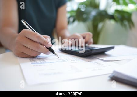 Businesswoman Buchhalterin Analyse von Investitionen Diagramme Rechnung ...