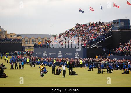 Marc Leishman hits to the 18th green during the second round of the ...