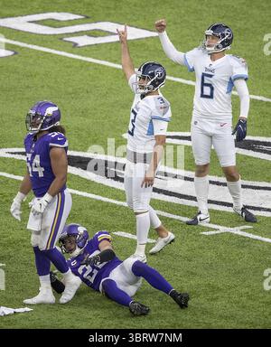 Tennessee Titans kicker Stephen Gostkowski (3) watches his field goal ...