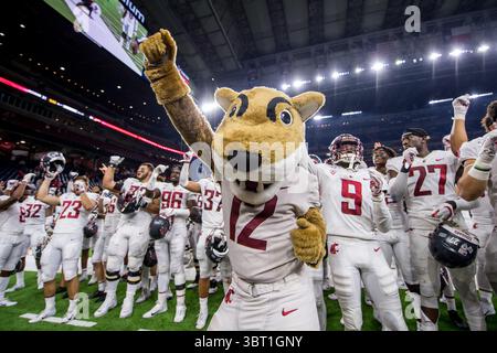 Washington players and their mascot celebrate after defeating Oregon in ...