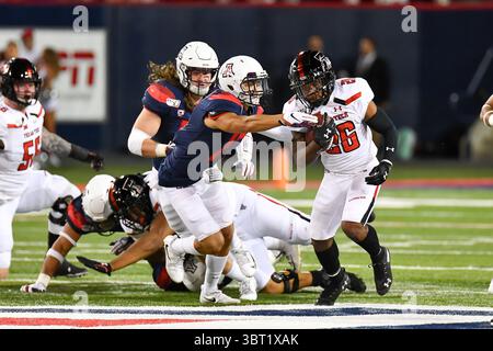 Texas Tech Red Raiders running back Oliver Miles III (28) sets at the ...