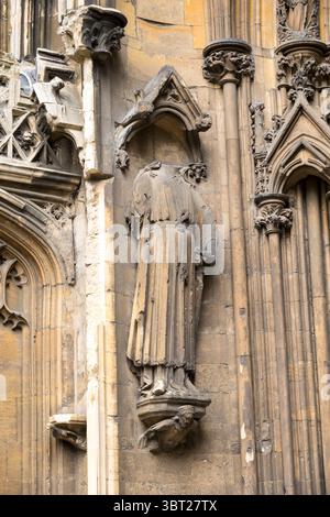 Headless statue at Lincoln Cathedral Stock Photo - Alamy