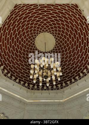 Murals and paintings on ceiling of a Mosque, Persian inspired Interior ...