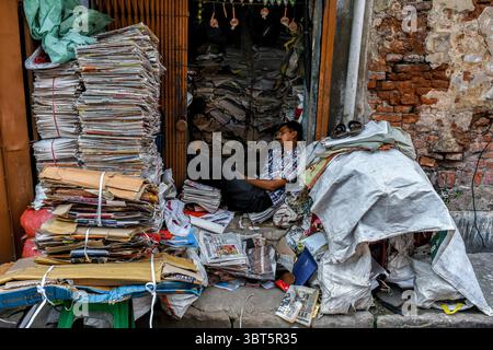 A heap of scrap cardboards Stock Photo - Alamy