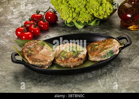 Roasted tuna medallion with broccoli cabbage Stock Photo - Alamy