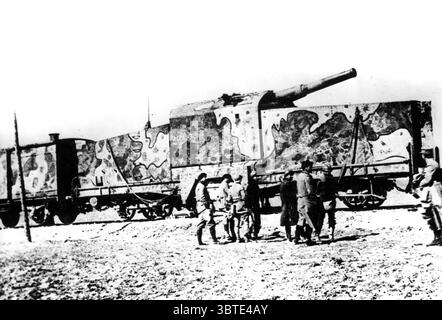 Gun on railway mounting Stock Photo - Alamy