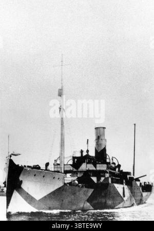 British ship showing dazzle-painting WWI Stock Photo - Alamy