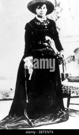 Belle Starr, legendary 'Queen of the Outlaws', rides a horse side ...