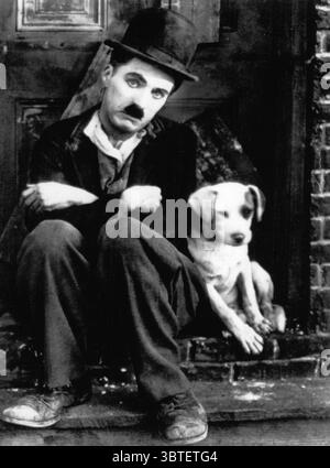 Charlie Chaplin in A Dog's Life (Pathé picture 1920s) film scene Stock ...