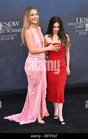 Madelyn Cline und Jennifer Kaytin Robinson bei der Weltpremiere des ...