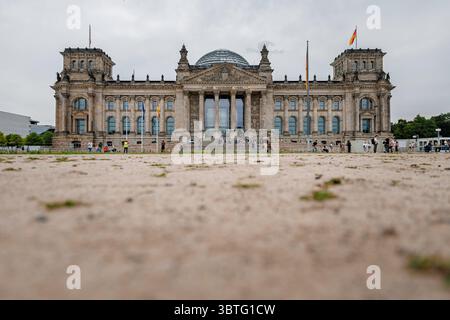 Berlin, Deutschland. 15th July, 2025. View of the Reichstag building ...