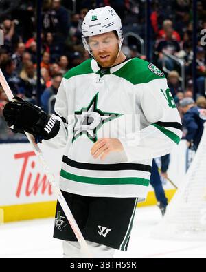 Dallas Stars center Joe Pavelski (16) warms up before an NHL hockey ...