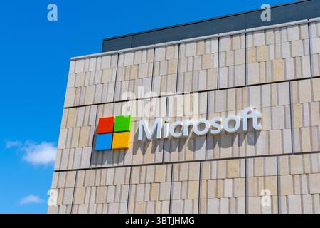 Microsoft sign on the building at its Silicon Valley Corporate campus ...