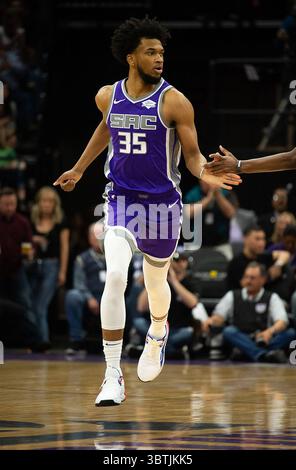 Sacramento Kings forward Marvin Bagley III (35) controls the ball ...