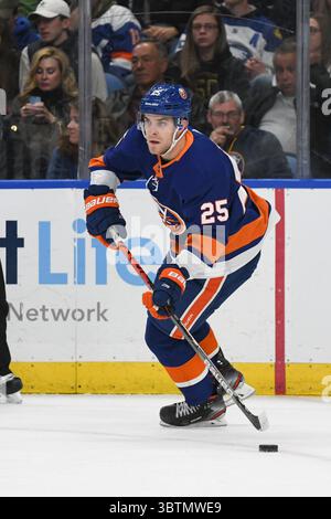 New York Islanders defenseman Devon Toews (25) in the second period of ...