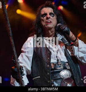 Alice Cooper singing at Freak on Parade with Ryan Roxie Stock Photo - Alamy