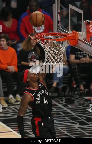 Toronto Raptors forward Rondae Hollis-Jefferson (4) drives to the net ...
