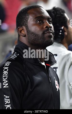 Former NFL player Michael Vick greets fans before the NFL Super Bowl 54 ...