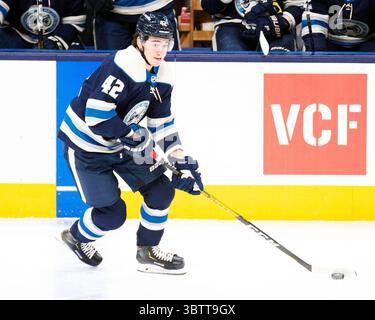 Montreal Canadiens left wing Alexandre Texier (85) can't get the ...