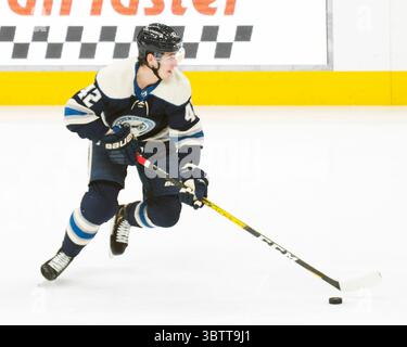 Montreal Canadiens left wing Alexandre Texier (85) can't get the ...