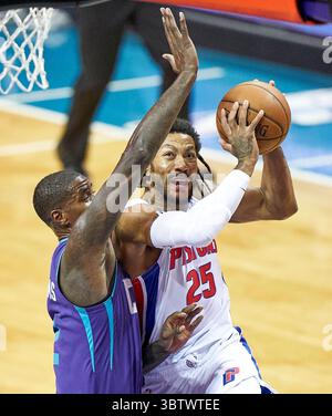 Detroit Pistons guard Derrick Rose plays during the second half of an ...