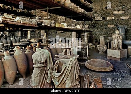 Plaster cast of a man, Pompeii Roman Ruined City dead people human ...
