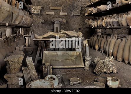 Plaster cast of a man, Pompeii Roman Ruined City dead people human ...
