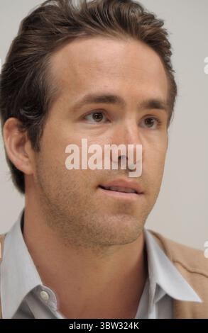 RYAN REYNOLDS, BURIED, 2010 Stock Photo - Alamy