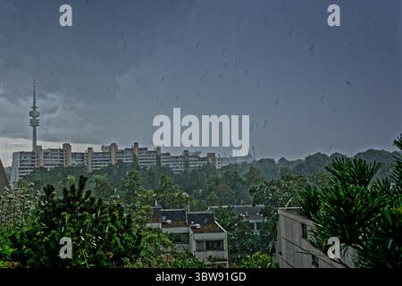 Das Unwetter ist da. Starker Regen geht über dem Münchner Olympiadorf ...