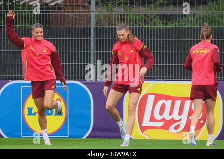 Selina Cerci (Deutschland, #15) beim Warm-Up. SUI, Frankreich ...