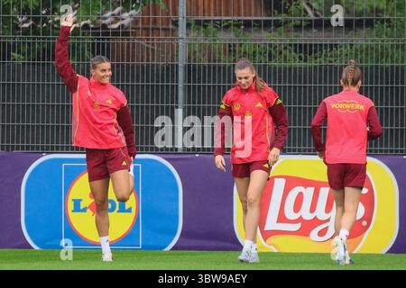 Selina Cerci (Deutschland, #15) beim Warm-Up. SUI, Frankreich ...