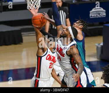 Mississippi forward Robert Allen (21) covers Memphis forward DeAndre ...