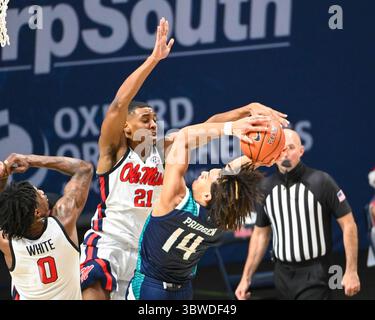Mississippi forward Robert Allen (21) covers Memphis forward DeAndre ...