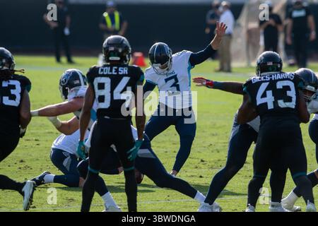 Tennessee Titans kicker Stephen Gostkowski (3) watches his field goal ...