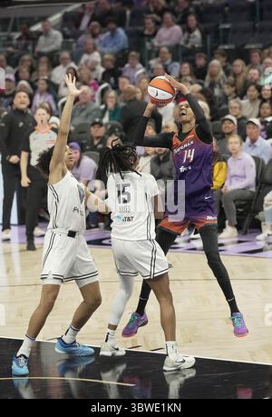Phoenix Mercury forward DeWanna Bonner (14) looks to shoot over New ...