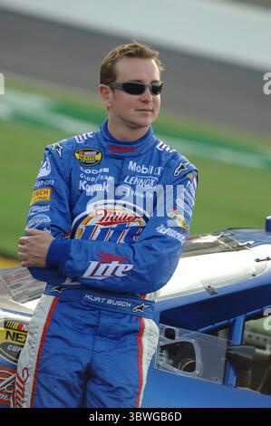 27 May 2006: Kurt Busch and the #2 Miller Lite Dodge prepare to ...