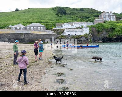 port isaac, england, 22 june 2025: old white washed houses in narrow ...
