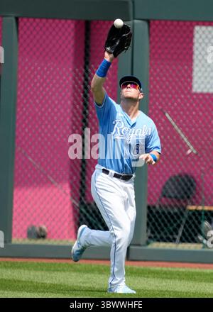 Kansas City Royals' Ryan O'Hearn hits a single during a baseball game ...